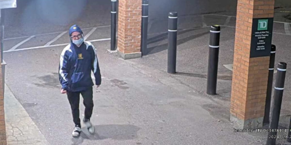 Police seek ID of armed Winooski mugger Police seek ID of armed Winooski mugger